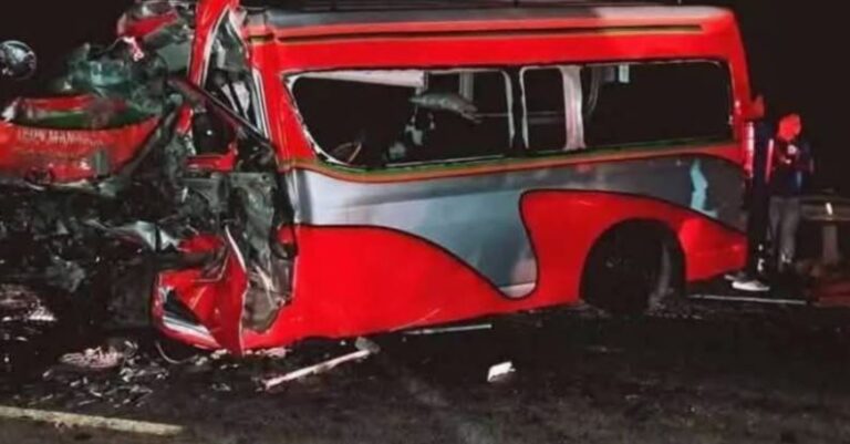 Microbús y furgón chocan de frente dejando 2 muertos y varios ...